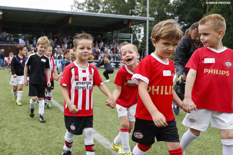 PSV - In beeld: PSV Voetbaltraining met Phoxy