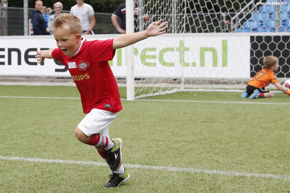 PSV - In beeld: PSV Voetbaltraining met Phoxy