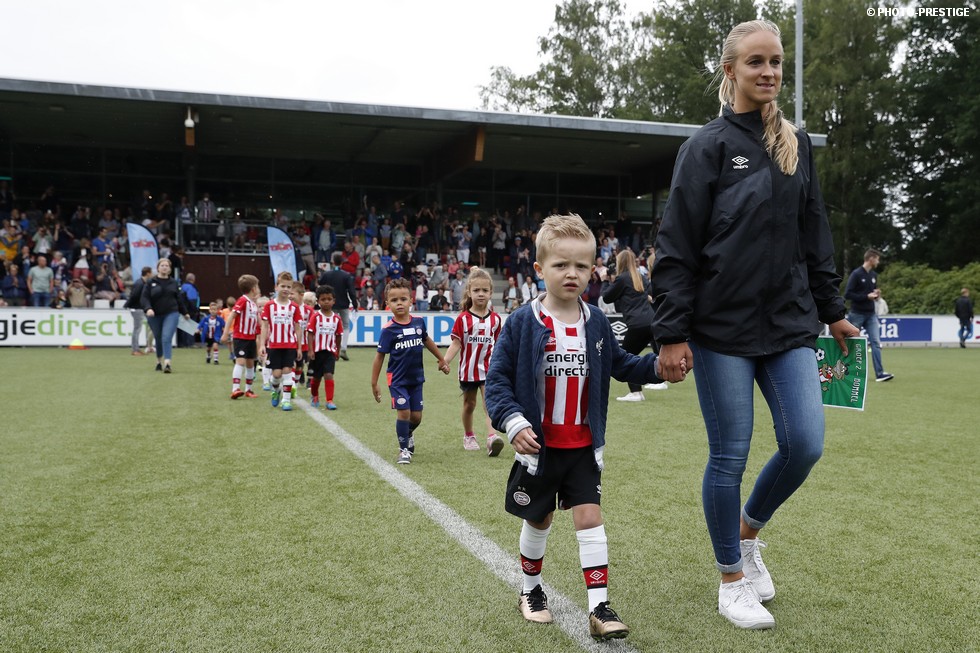 PSV - In beeld: PSV Voetbaltraining met Phoxy