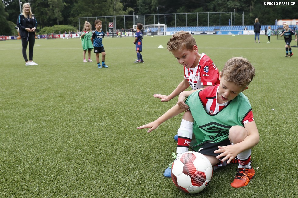 PSV - In beeld: PSV Voetbaltraining met Phoxy