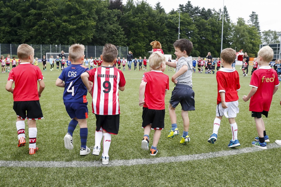 PSV - In beeld: PSV Voetbaltraining met Phoxy