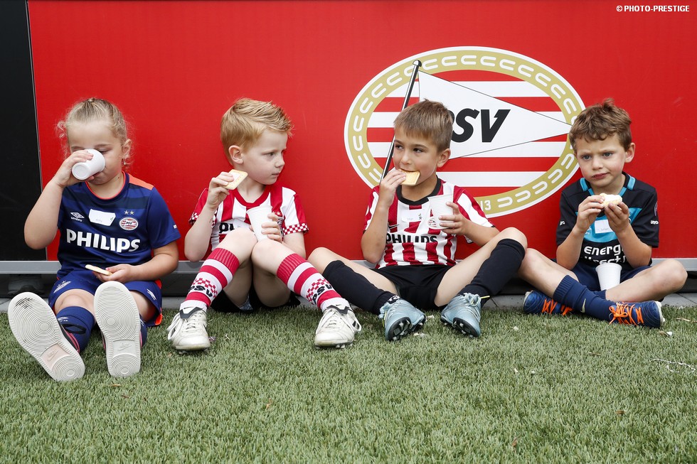 PSV - In beeld: PSV Voetbaltraining met Phoxy