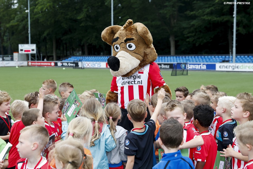 PSV - In beeld: PSV Voetbaltraining met Phoxy