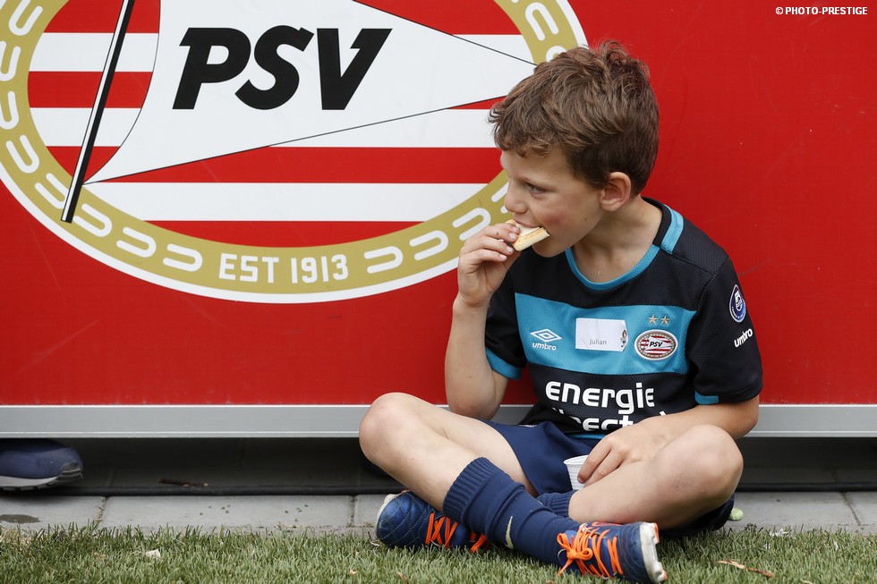 PSV - In beeld: PSV Voetbaltraining met Phoxy