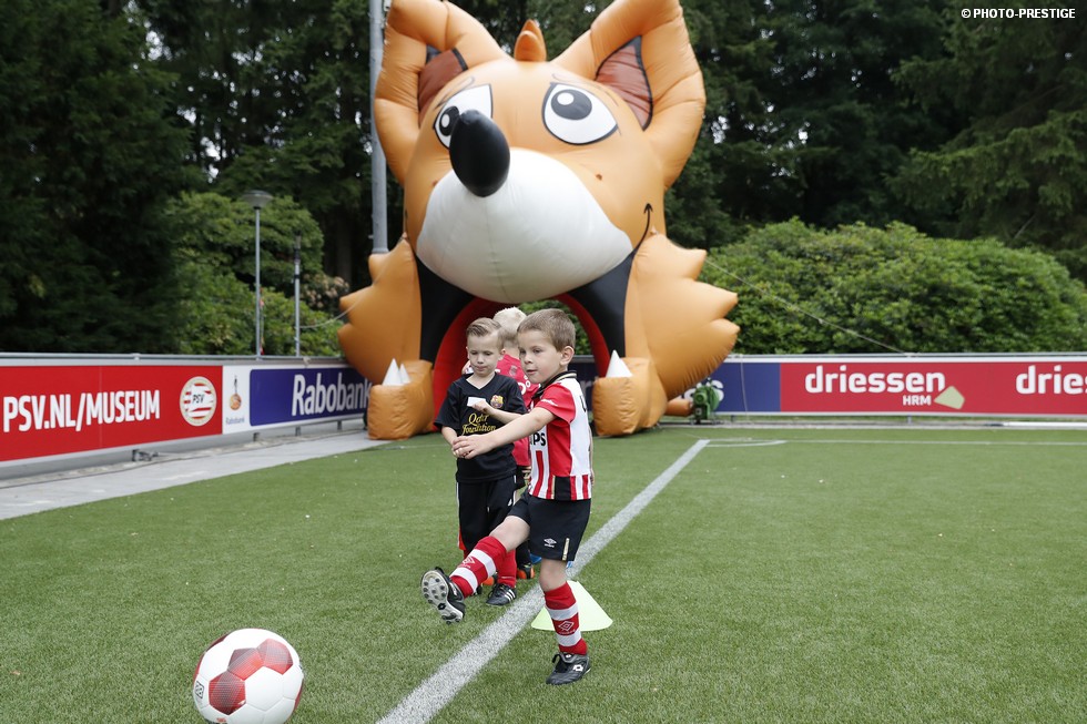 PSV - In beeld: PSV Voetbaltraining met Phoxy