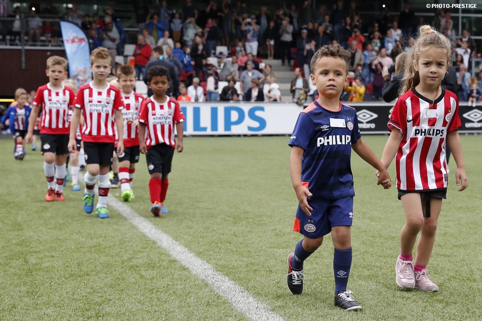 PSV - In beeld: PSV Voetbaltraining met Phoxy