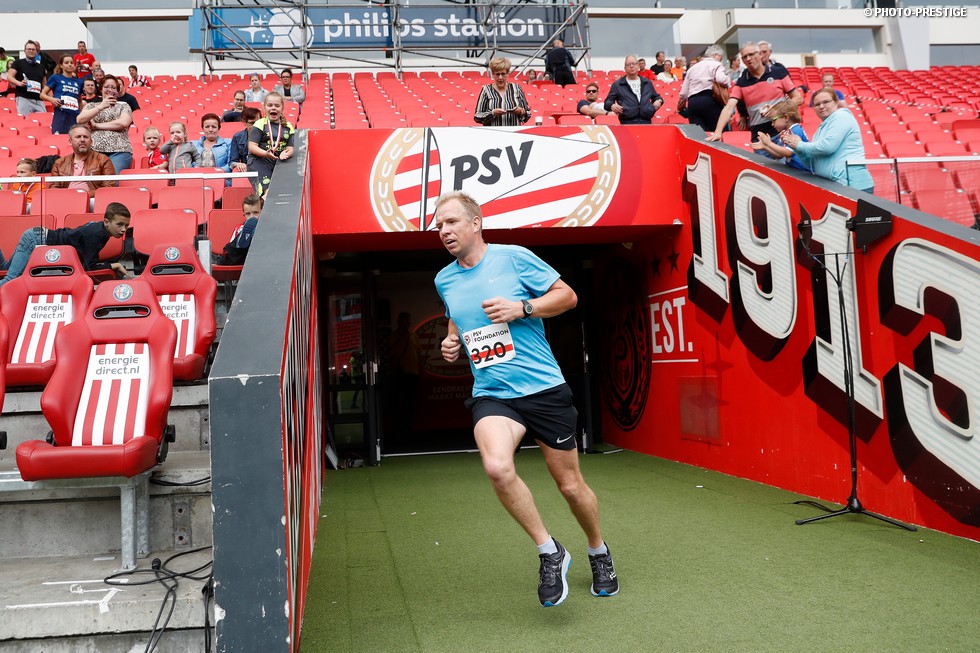 PSV - PSV-fans rennen door Philips Stadion