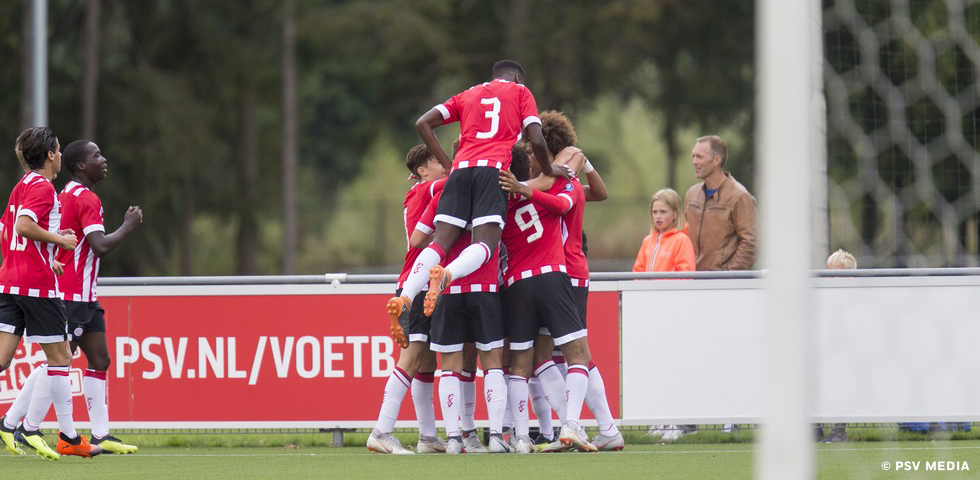 PSV - Blik op De Herdgang: PSV O17 wint Supercup