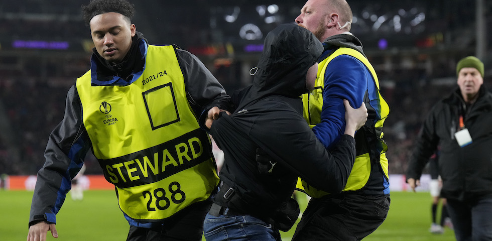PSV - Nieuws | PSV legt stadionverbod van 40 jaar op