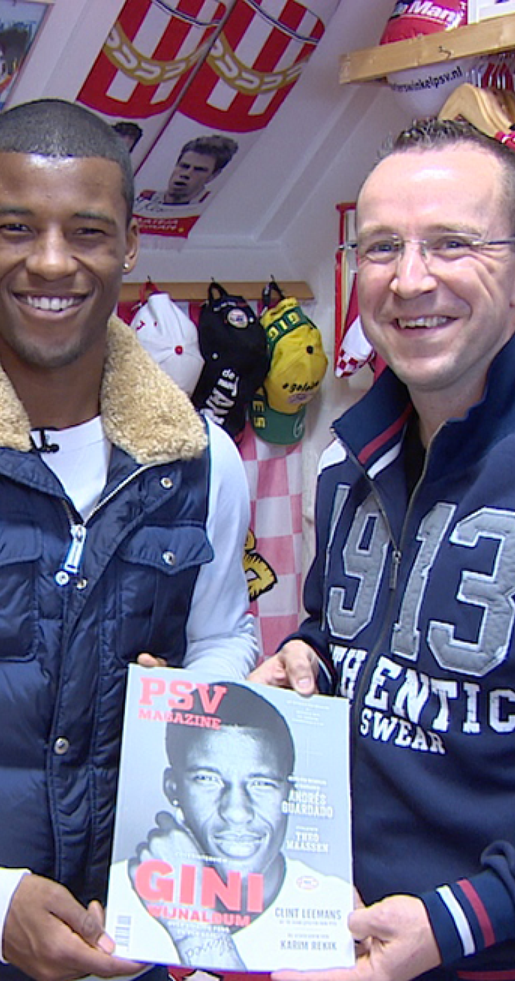 PSV - Georginio Wijnaldum overhandigt eerste PSV Magazine