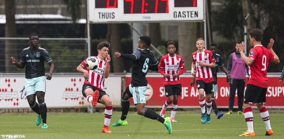 PSV - In beeld: PSV O17 - Ajax O17