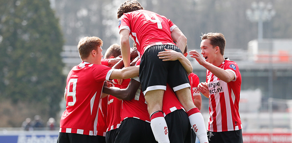 PSV - PSV O17 wint topper, Madueke blinkt uit