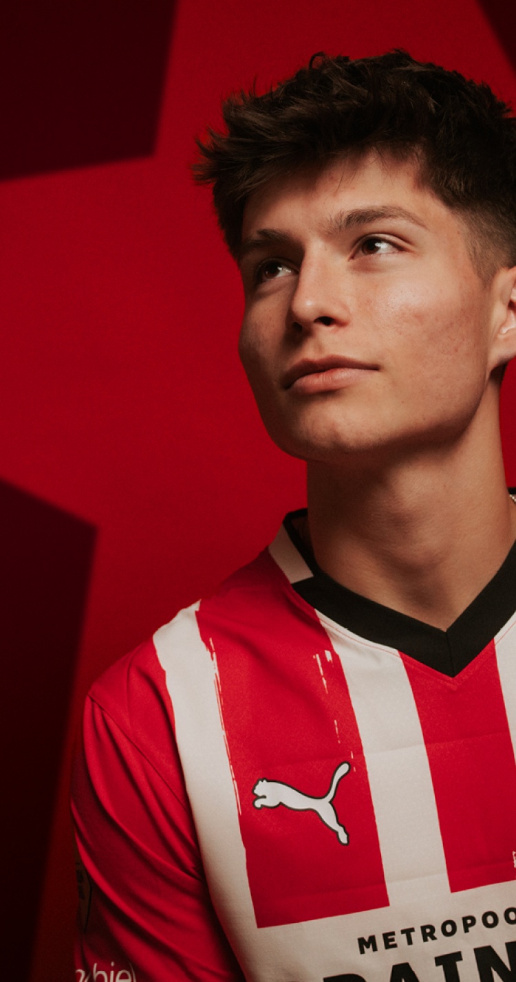 PSV - Transfer | PSV contracts Esmir Bajraktarević