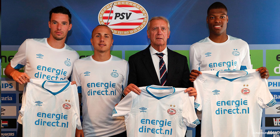 PSV - Aanwinsten ontvangen shirts van Mister PSV