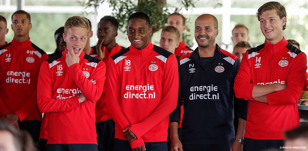 PSV - Cadeau voor doorgestroomd drietal tijdens Profdag