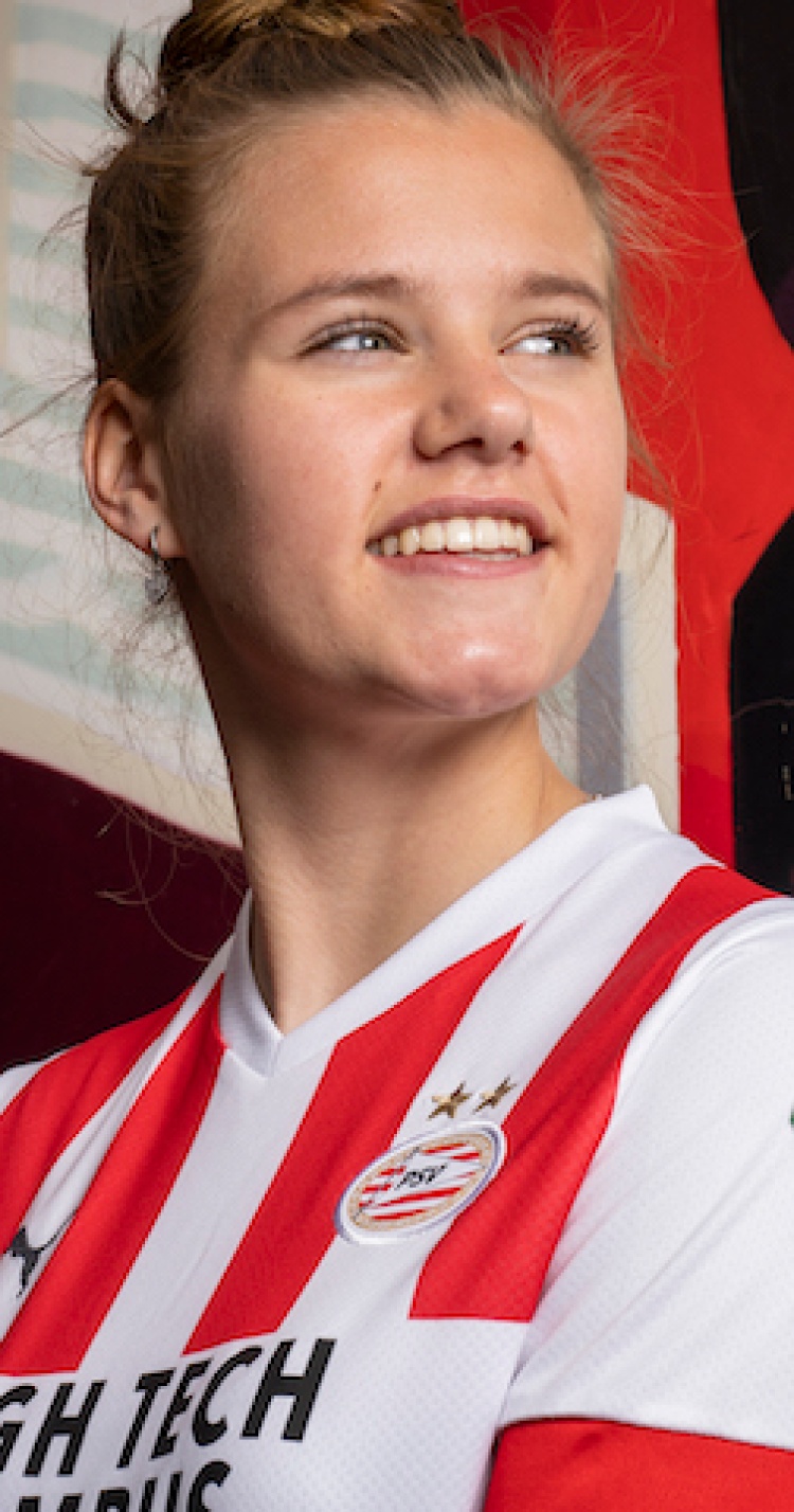 PSV - Profcontract | Aniek Janssen tekent eerste profcontract