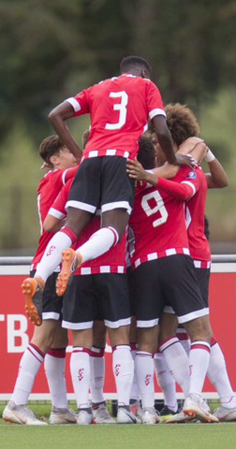 PSV - Blik op De Herdgang: PSV O17 wint Supercup