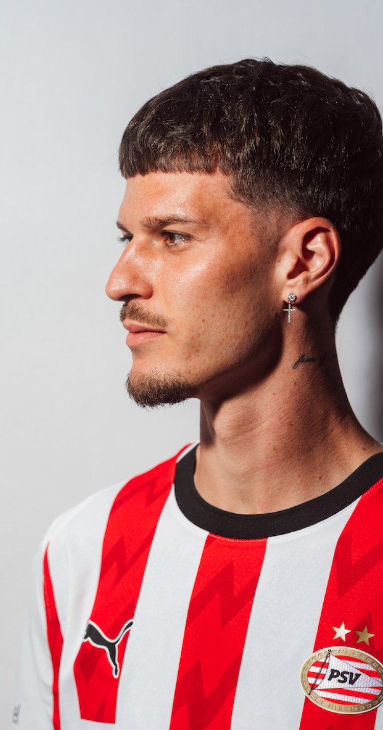 PSV - Transfer | PSV presents winger Dennis Man in Philips Stadium