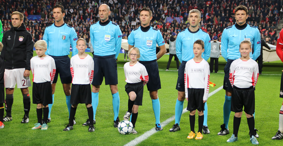 PSV - Loop mee in de referee line-up bij PSV - FC Rostov