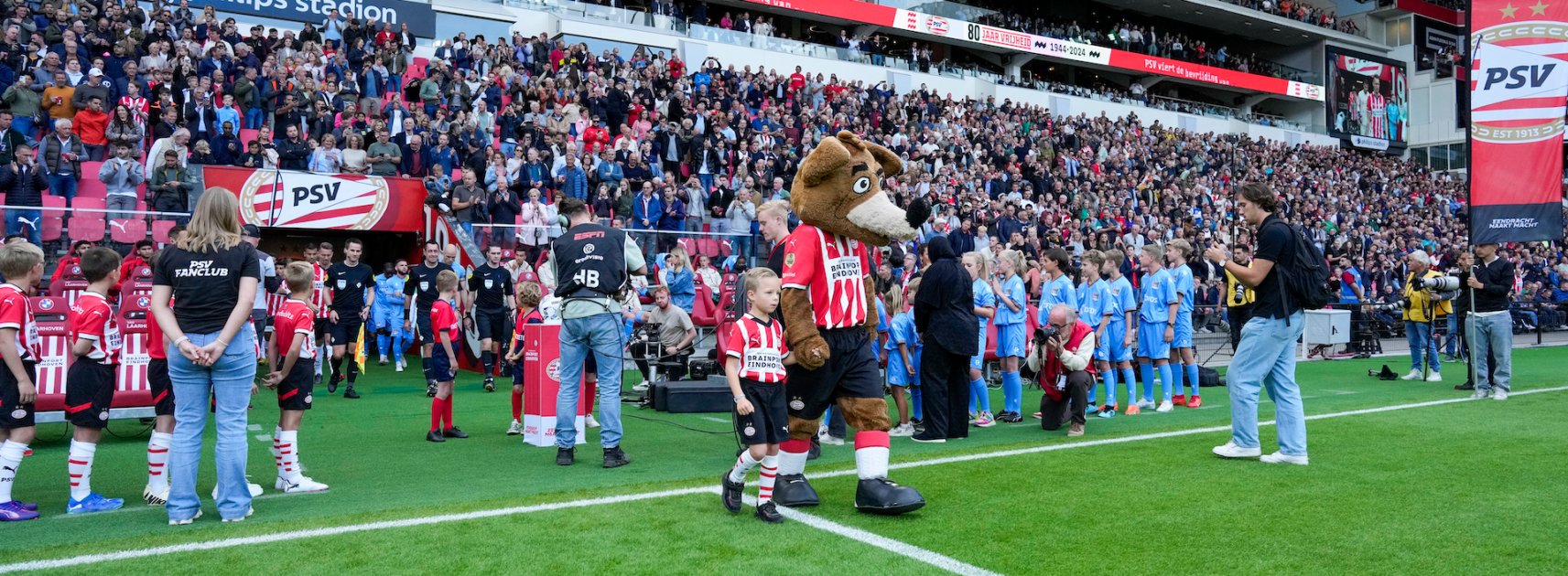 PSV - Phoxy laat kinderen spelenderwijs kennis maken met de club.